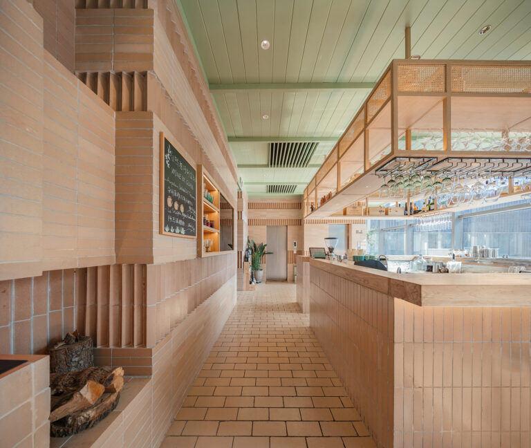 Y.not Restaurant : +c architects